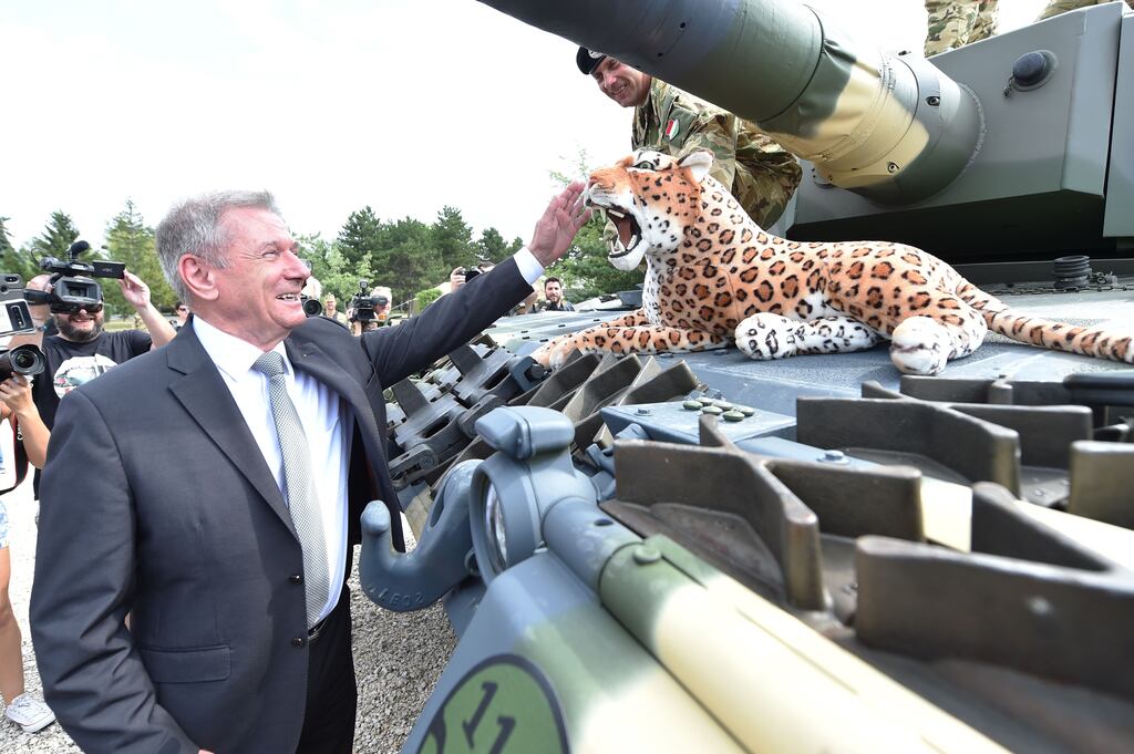 Hungary gets first batch of German Leopard-2 tanks