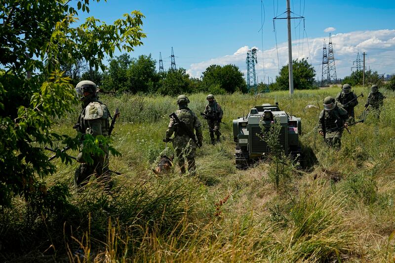 Crude ground robots emerge on the battlefields of Ukraine, experts say