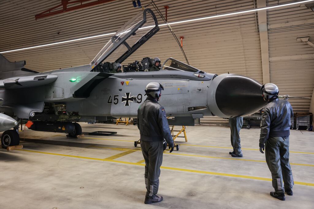 Germany won’t build nukes but could flash French, UK weapons to deter ...